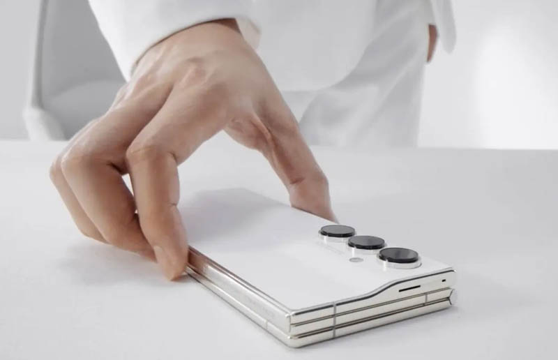 Tecno dévoile son concept de smartphone pliant en trois : le Phantom ...